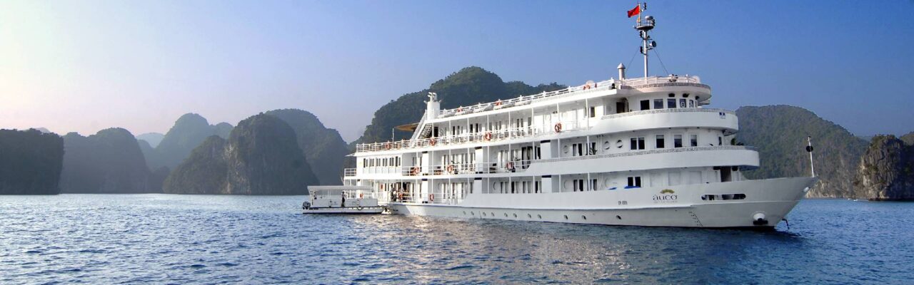 Sailing into Halong Bay with Bhaya Cruises
